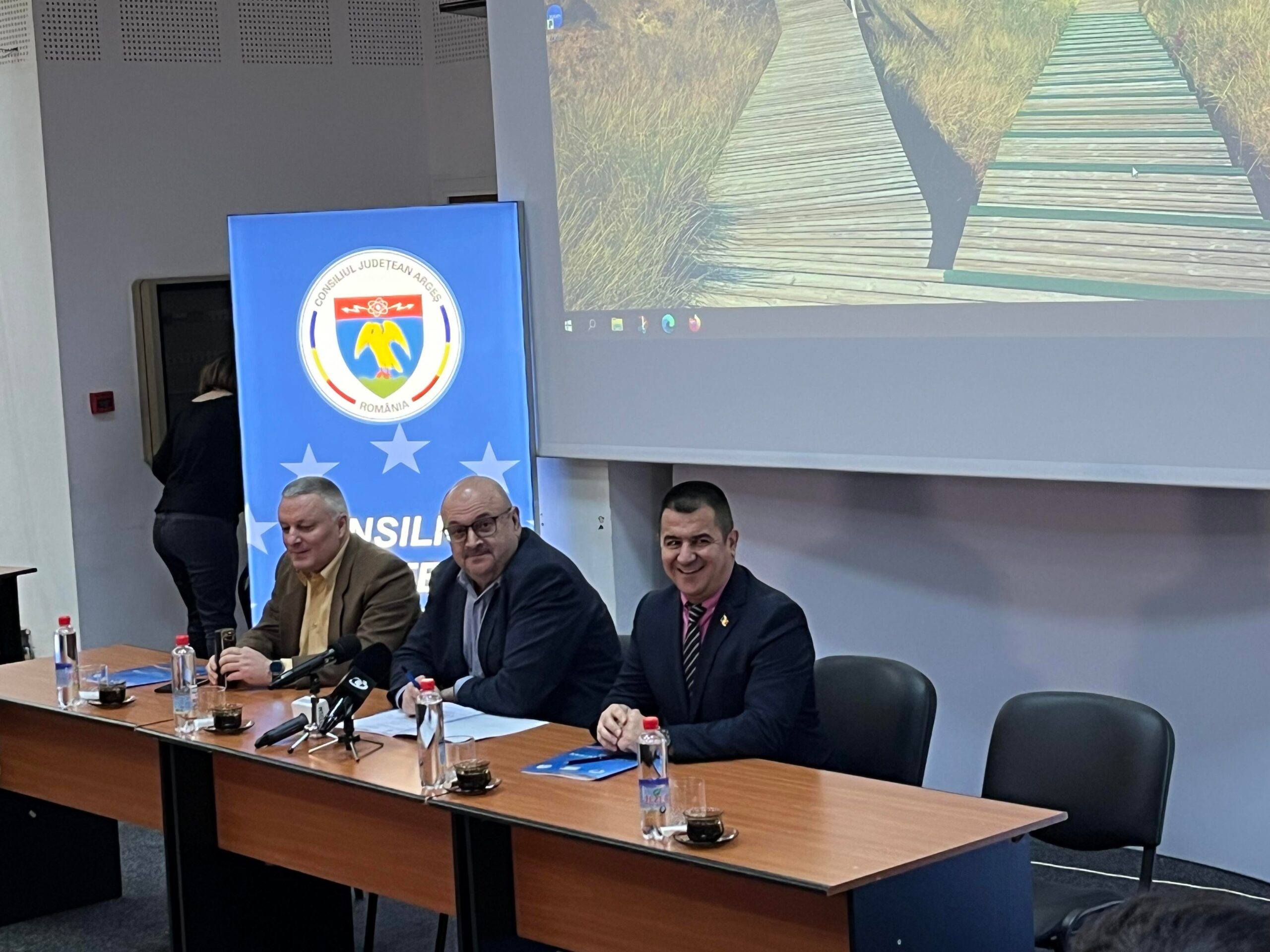 Ion Mînzînă şi Radu Perianu – vizită la Palatul Administrativ ...